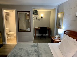 Quarto tradicional, 1 cama Queen, para não fumantes, vista para o jardim | Individualmente decorados, individualmente mobiliados, escrivaninha