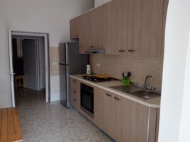 Geladeira grande, fogão, cooktop, cadeirão de bebê