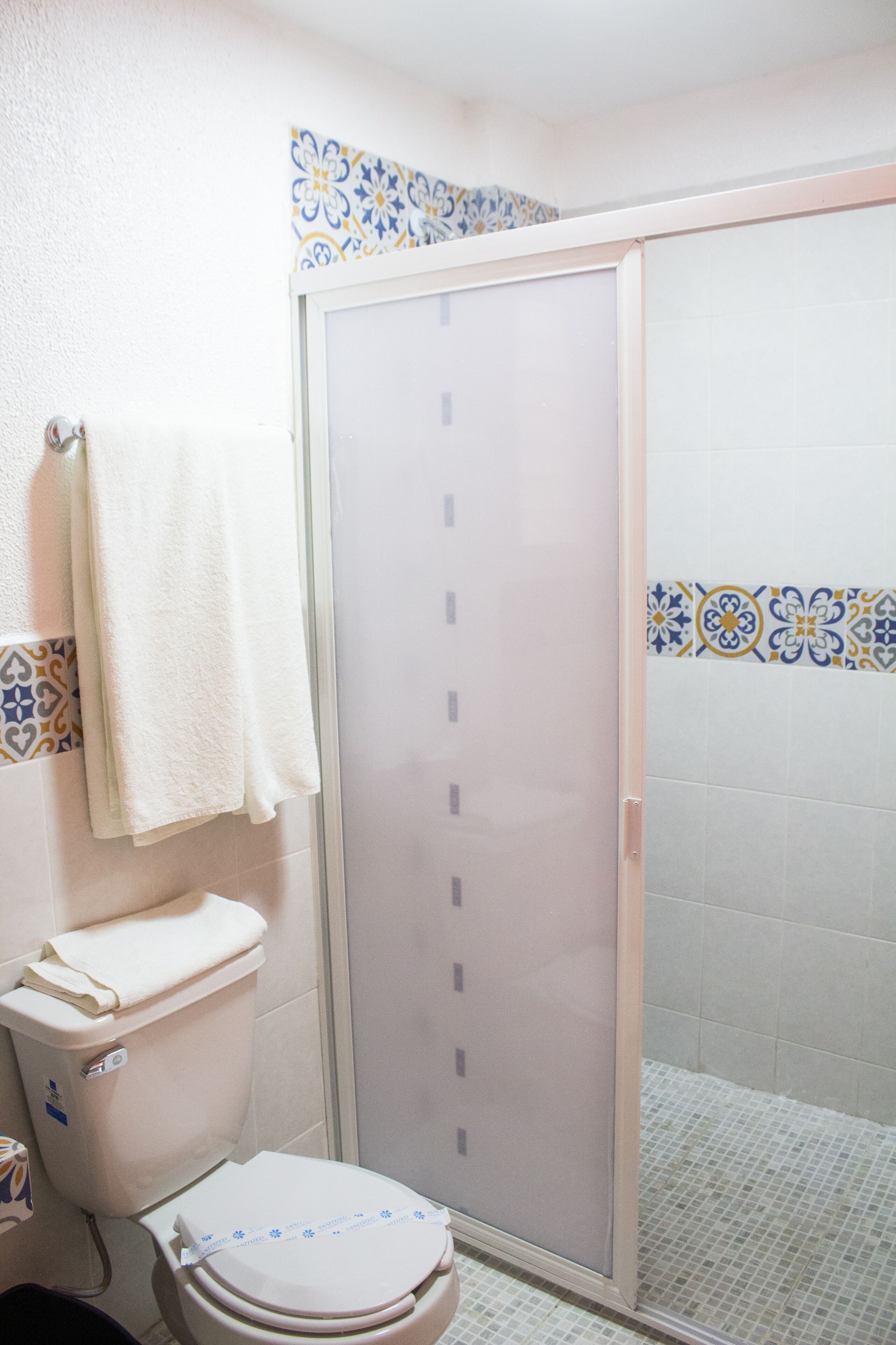 Quarto Deluxe | Casa de banho | Um polibã, artigos de higiene pessoal grátis, um secador de cabelo 