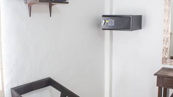 Quarto Deluxe | Cofre com capacidade para portátil, ferro/tábua de engomar