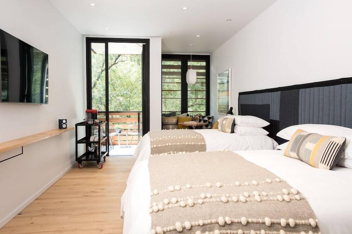 Minibar, cofre no quarto, berços/camas para crianças grátis 