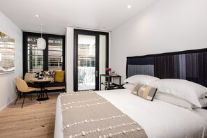 Quarto, 1 cama King (Harmon) | Frigobar, cofres nos quartos, berços grátis, roupa de cama