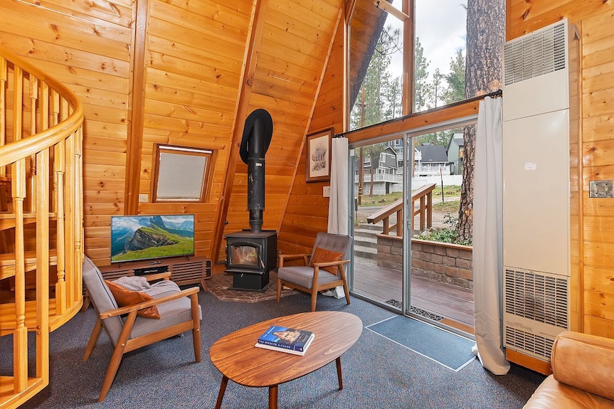 The Big Bear A-frame By Destination Big Bear : Hot Tub! Mtn Views! Bbq! Wifi! Cable Tv! Budget Friendly! Close To Bear Mountain! - Big Bear Lake, CA