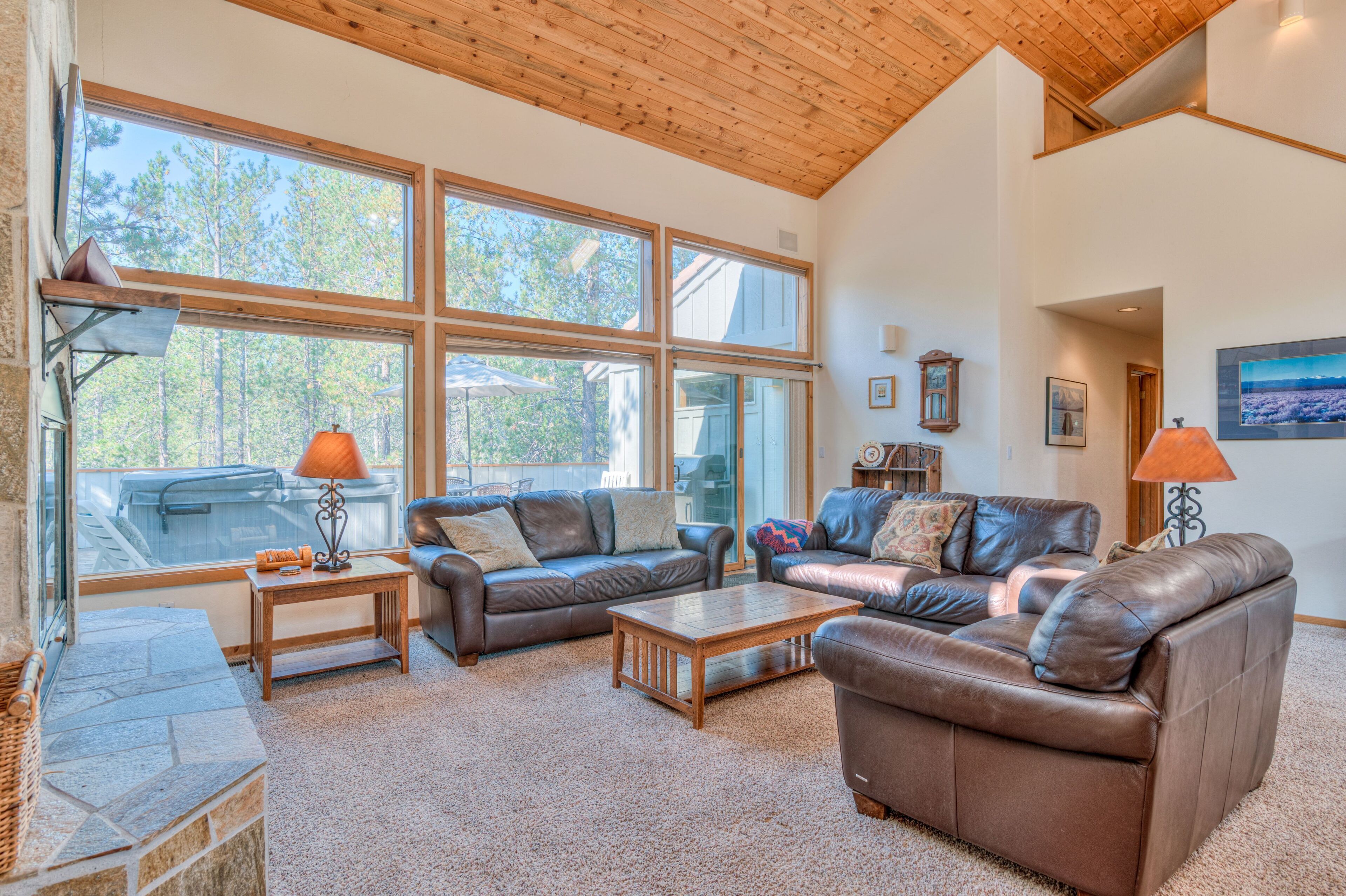 Spacious Sunriver Home  Hot Tub, A/c, New Deck, Bikes, Family-friendly - Sunriver, OR