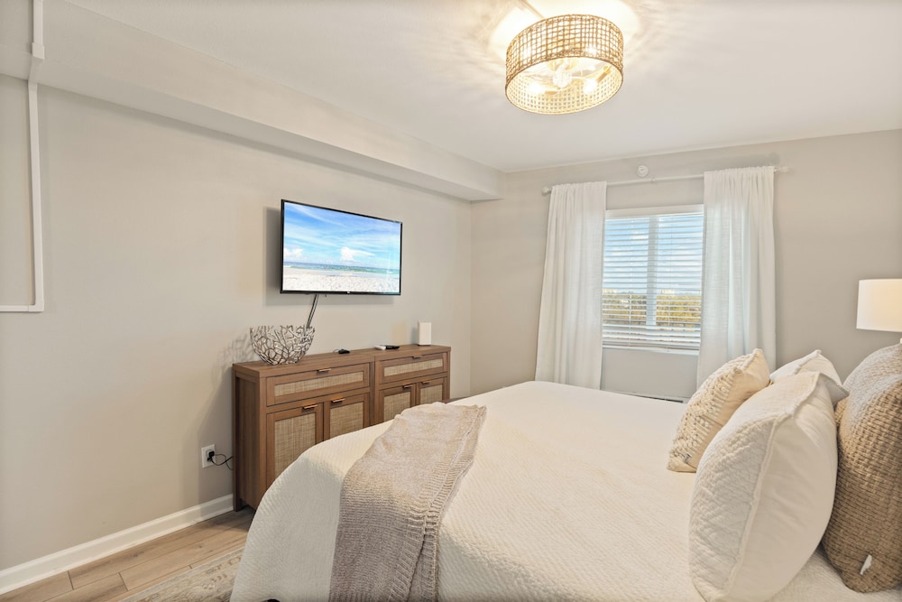 Beachfront Beauty - Practically New 1br Condo! Gulf Front At Perdido Skye - Orange Beach, AL