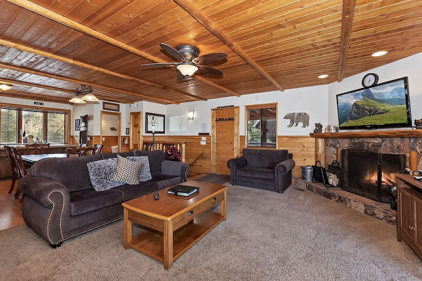 Hilltop Haven By Destination Big Bear : Lake & Mountain Views! Hot Tub! Foosball Table! Arcade Console! Propane Bbq! Wifi! - California