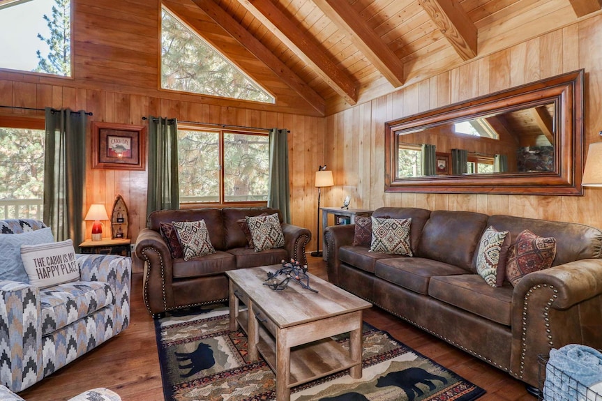 La Maison By Destination Big Bear : Walk To Snow Summit! Pool Table! Hot Tub! Fireplace! Cable Tv! Bbq! Wet Bar! - California