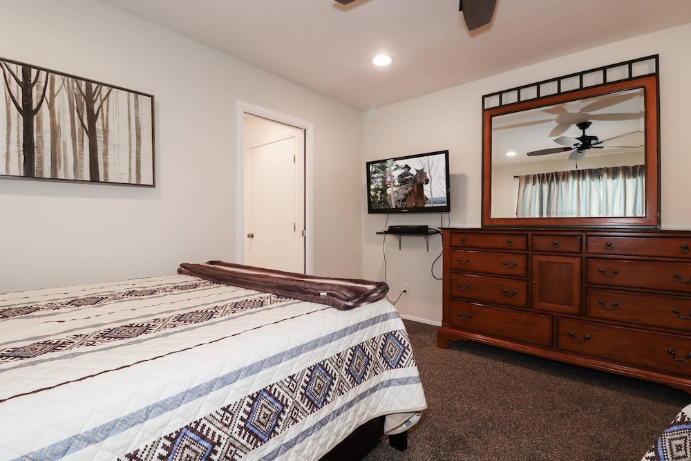 La Maison By Destination Big Bear : Walk To Snow Summit! Pool Table! Hot Tub! Fireplace! Cable Tv! Bbq! Wet Bar! - Big Bear Lake, CA