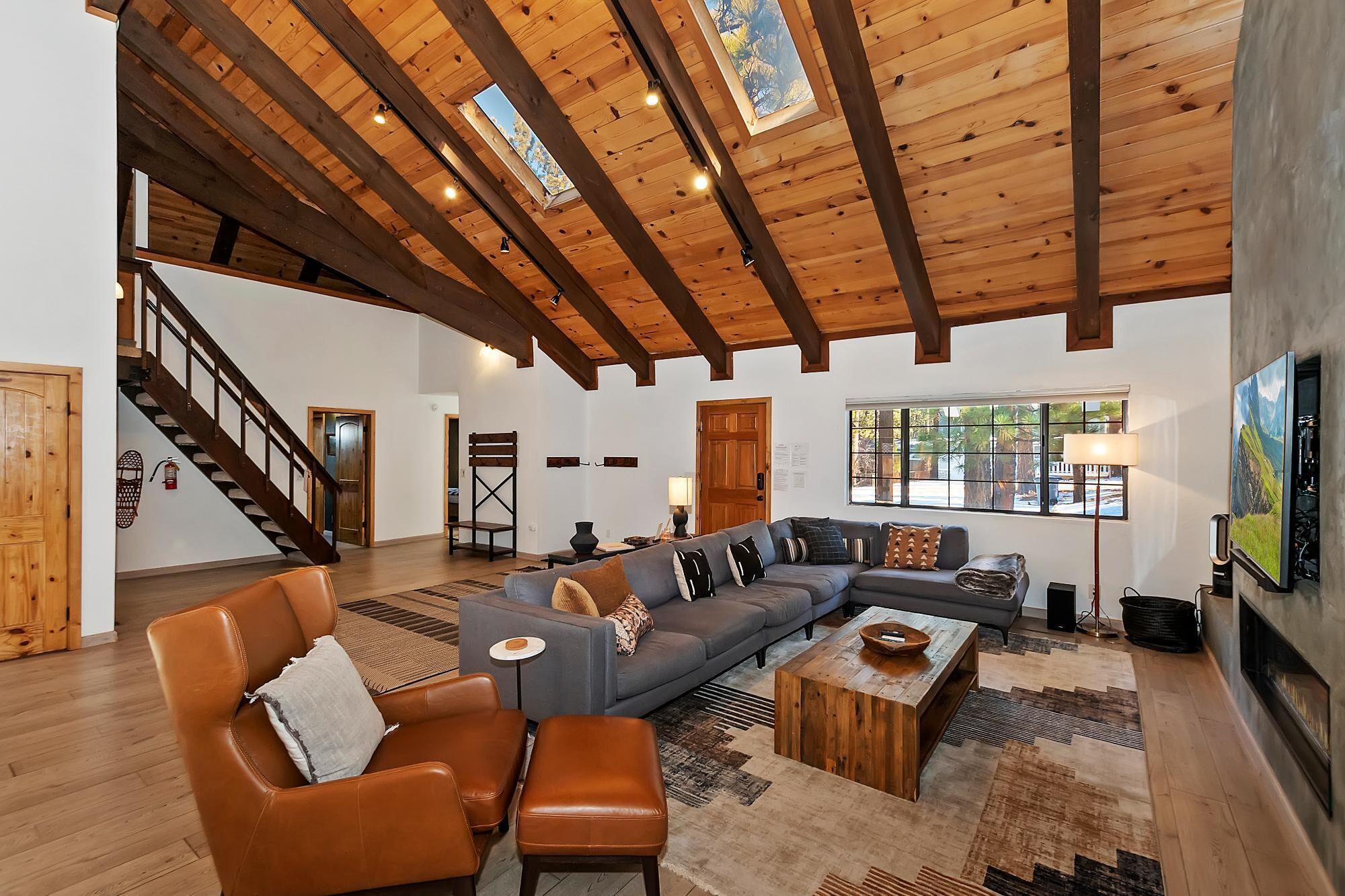 Summit Creek Pines By Destination Big Bear : Recently Remodeled! Located Near The Lake! Gas Bbq! Fenced Yard With Spa! - Big Bear Lake, CA