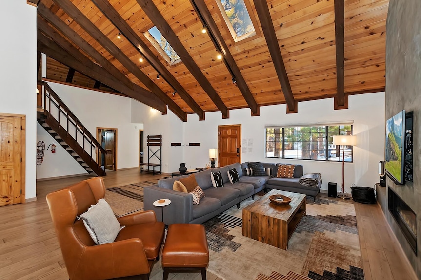 Summit Creek Pines By Destination Big Bear : Recently Remodeled! Located Near The Lake! Gas Bbq! Fenced Yard With Spa! - Big Bear Lake, CA