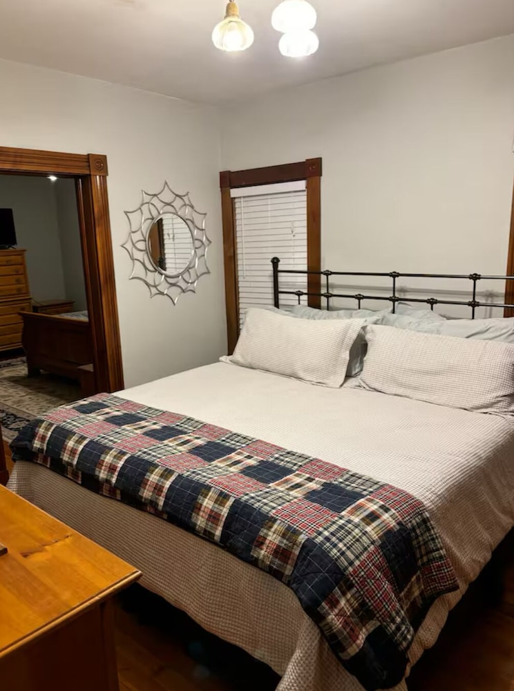 Updated Village Victorian On Ski Shuttle, Walk To All Amenties In Town! - Ludlow, VT