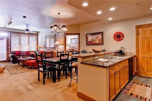 Apartamento em Condomínio Fechado, várias camas (2202 Timberline Lodge, Trappeur's Cro) | Sala de estar | TV de ecrã plano, lareira, Netflix, leitor de DVD