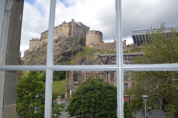 Grassmarket apartment with stunning Edinburgh Castle view - Edinburgh ...