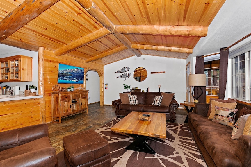 The Crazy Bear: Fox Farm! Fenced Backyard! Pet Friendly! Hot Tub! Propane Bbq! Internet! Mountain Decor! - Big Bear Lake, CA