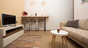 Apartamento, 2 quartos | Área de estar | TV LCD