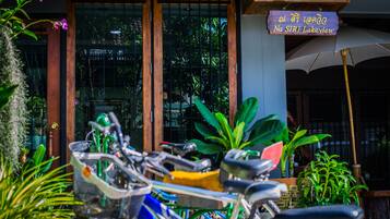 Uma fileira de bicicletas estacionadas em frente a um edifício com uma placa que diz 'Na SIRI Lakeview'.