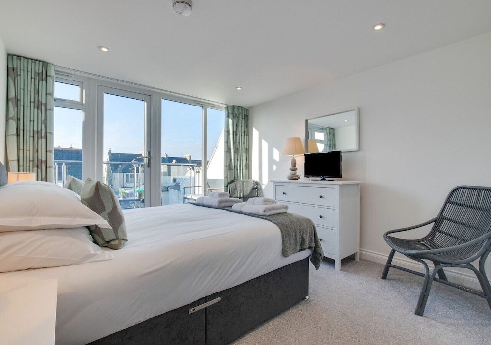 Pebble House - Three Bedroom House, Sleeps 6 - Crantock