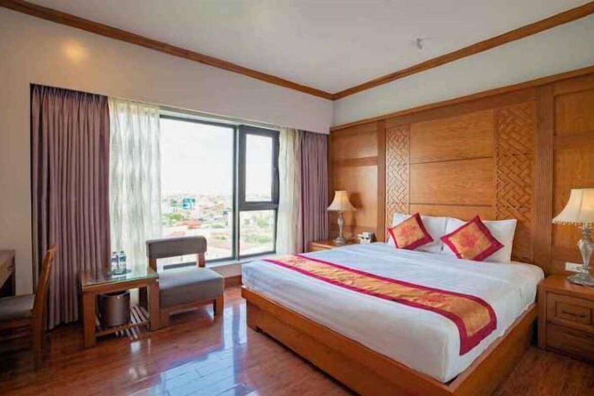 Minibar, cofre no quarto, secretária, quartos insonorizados