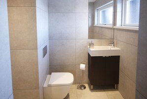 Chuveiro, produtos de toalete de grife, secador de cabelo