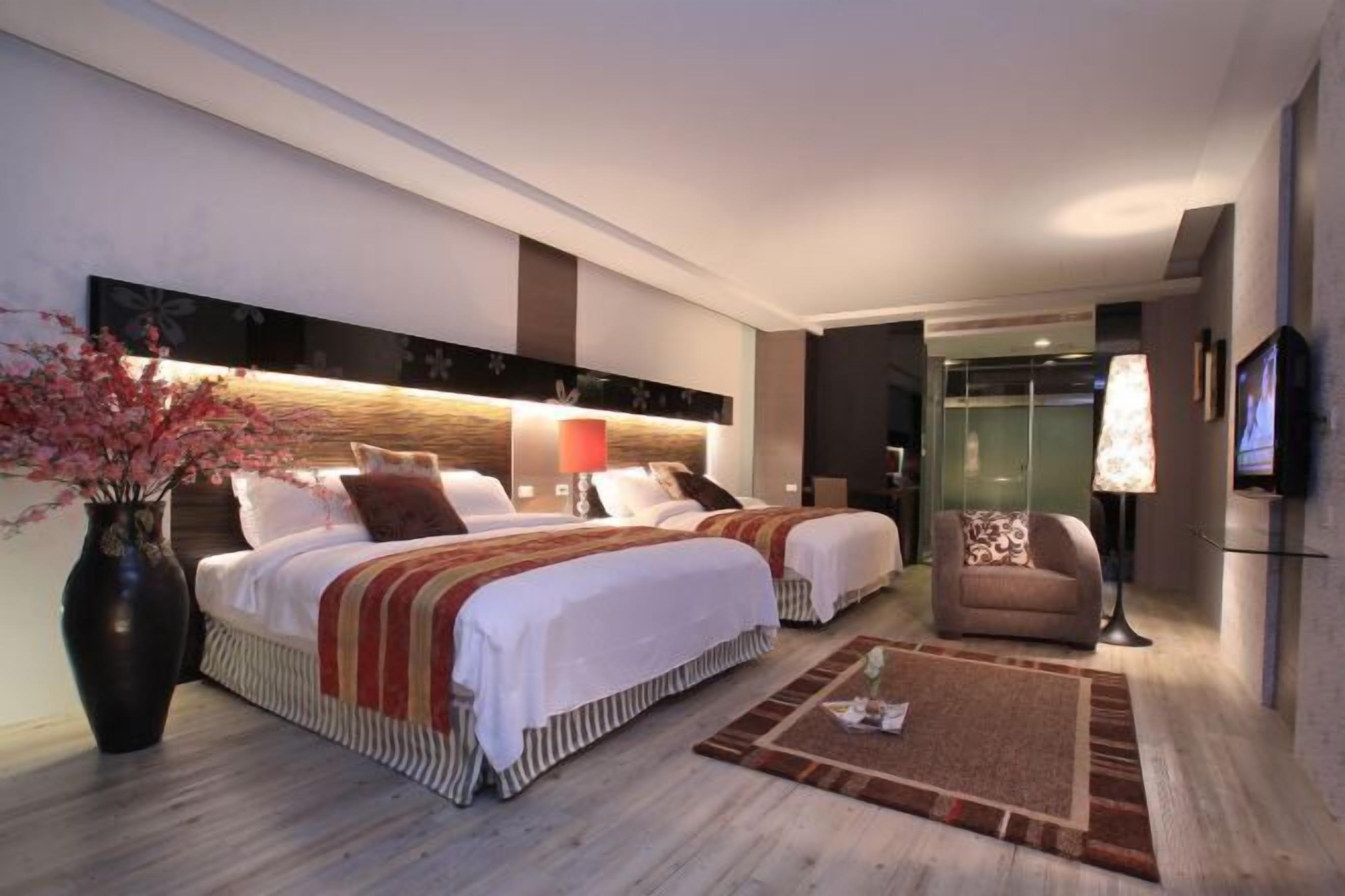 Roupa de alta qualidade, com decoração personalizada 