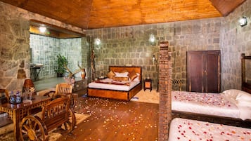 Quarto Familiar, varanda | Roupa de alta qualidade, cofre no quarto, secretária