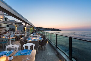 Pequenos-almoços, almoços, jantares servidos, com vista para o oceano 