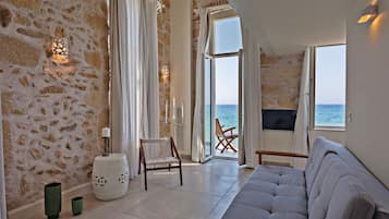 Suite, vista para o mar (Split Level) | Sala de estar | Televisor LED de 42 polegadas com canais via satélite, televisor