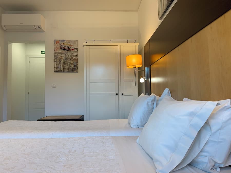 Quarto Twin Superior, casa de banho privativa, no rés do chão | Com decoração personalizada, com mobília individualizada, secretária