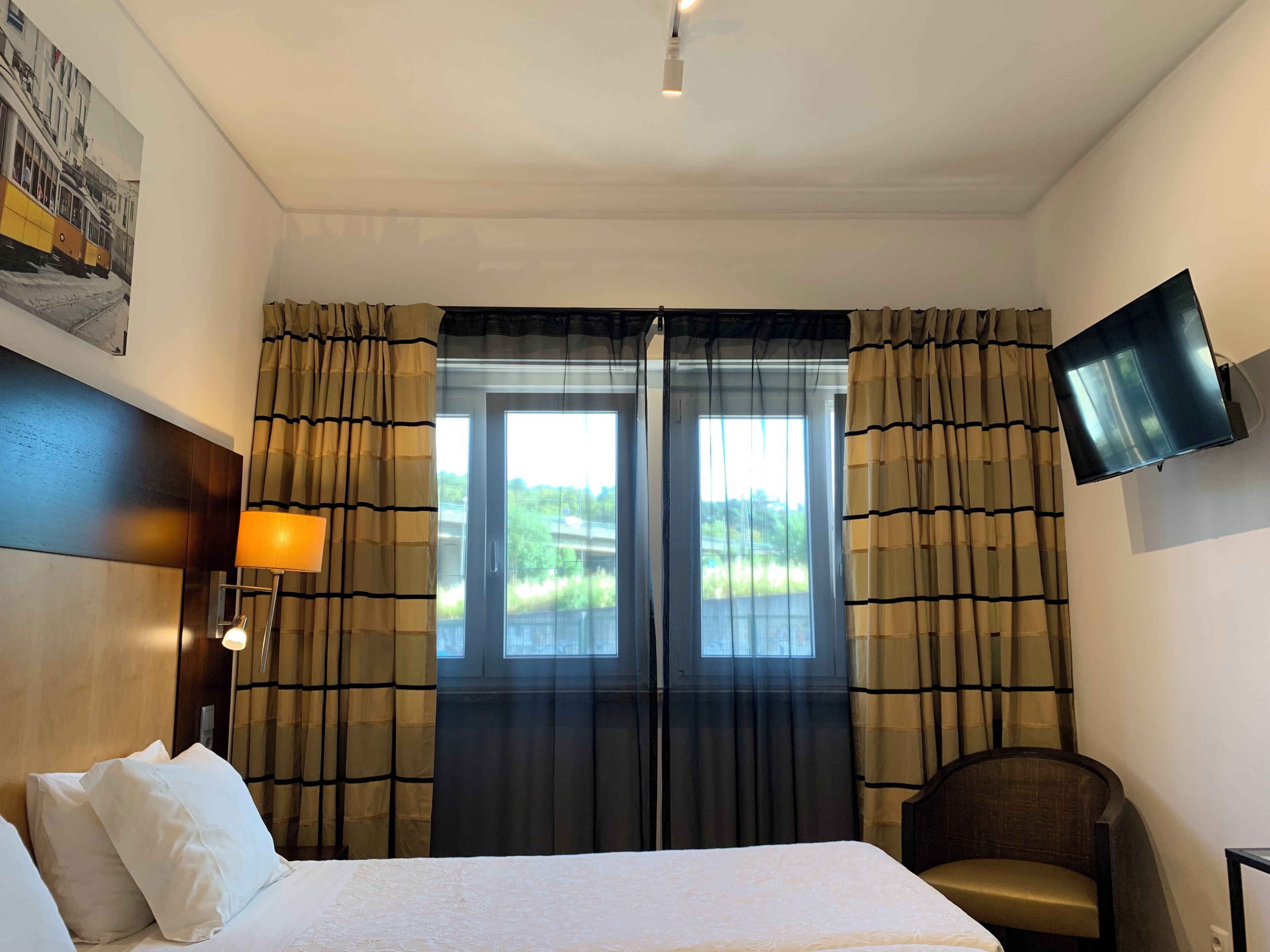 Quarto Twin Superior, casa de banho privativa, no rés do chão | Com decoração personalizada, com mobília individualizada, secretária 