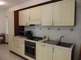 Apartamento (Orchidea) | Cozinha privada | Um frigorífico, um micro-ondas, um forno, uma placa de cozinha 