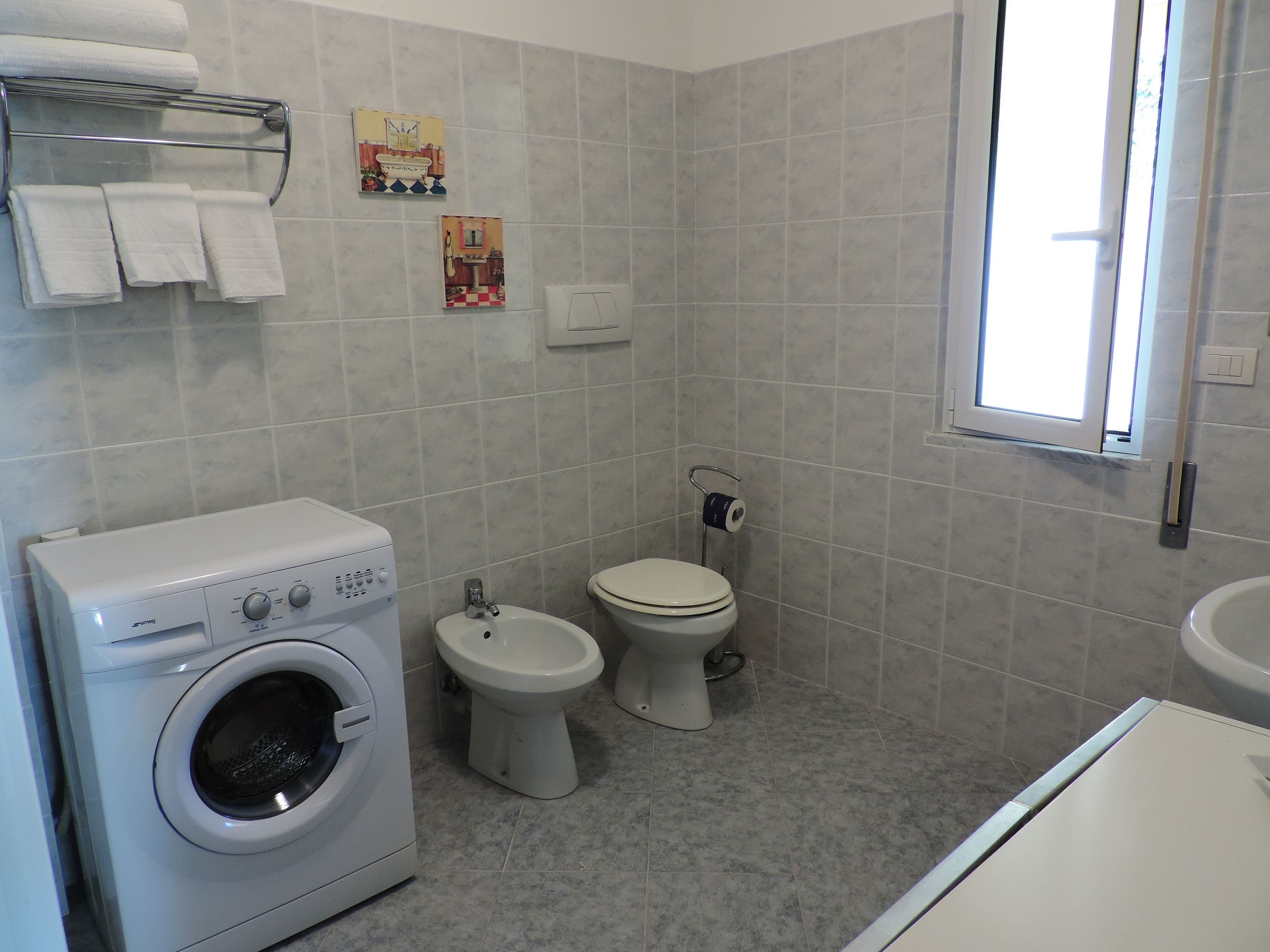 Apartamento (Orchidea) | Casa de banho | Um polibã, artigos de higiene ecológicos, um secador de cabelo, um bidé 