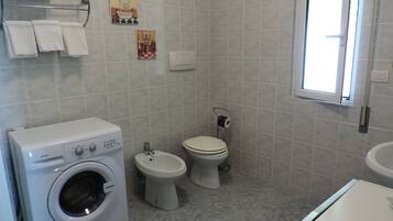 Apartamento (Orchidea) | Casa de banho | Um polibã, artigos de higiene ecológicos, um secador de cabelo, um bidé
