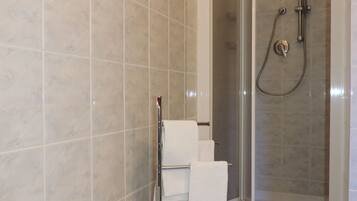 Apartamento (Agapanto) | Casa de banho | Um polibã, artigos de higiene ecológicos, um secador de cabelo, um bidé