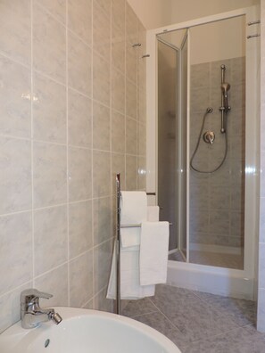 Apartamento (Agapanto) | Casa de banho | Um polibã, artigos de higiene ecológicos, um secador de cabelo, um bidé 