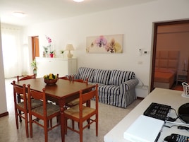 Apartamento (Orchidea) | Sala de estar | TV de ecrã plano 