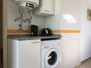 Quarto urbano, banheiro privativo | Cozinha compartilhada | Geladeira grande, micro-ondas, fogão, cooktop