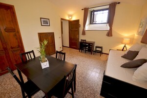Apartamento, 1 quarto | Área de estar | TV LCD
