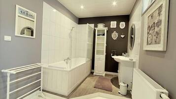 Quarto Familiar (La Dentelle) | Casa de banho | Artigos de higiene pessoal grátis, um secador de cabelo