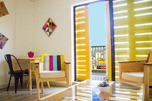 Suite Lua de Mel, 1 quarto | Sala de estar | TV de ecrã plano 