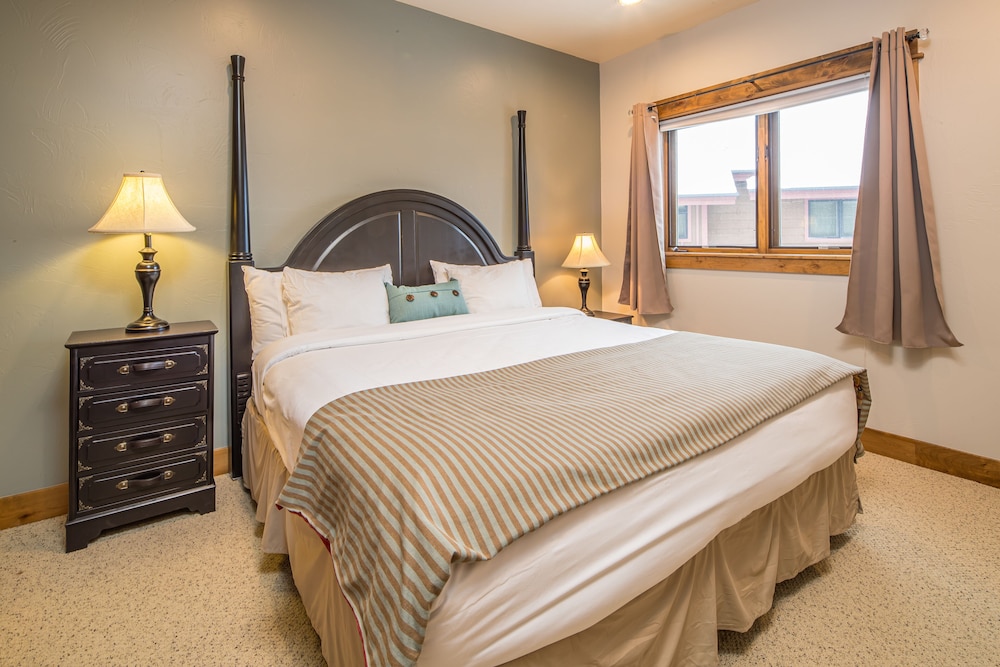 Townhome W/private Hot Tub, Lone Peak Views, Minutes To Big Sky Resort - Alpenglow Escape - Big Sky, MT