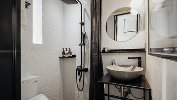 Quarto Individual Standard | Casa de banho | Um polibã, um chuveiro de hidromassagem, um secador de cabelo, um bidé