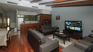 Suite Familiar, 3 quartos, terraço | Sala | Smart TV de 50 polegadas com canais via satélite