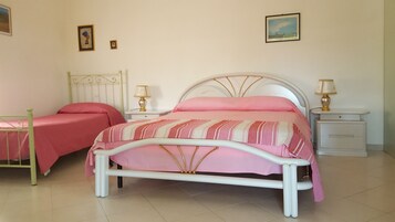 Quarto triplo básico, vista para o jardim | Escrivaninha, ferros/tábuas de passar roupa, Wi-Fi de cortesia