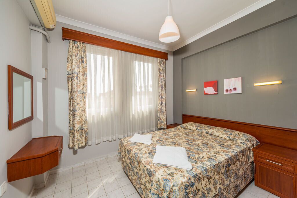 Apartamento, 2 quartos | Escrivaninha, Wi-Fi de cortesia, roupa de cama