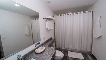 Quarto quádruplo standard, 2 camas de casal | Banheiro | Chuveiro, produtos de toalete grátis, toalhas de banho