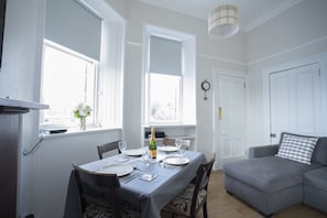 Apartamento, 2 quartos | Sala de estar | TV de ecrã plano