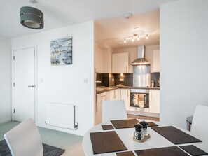 Apartamento, 1 quarto | Cozinha privada | Um frigorífico, um micro-ondas, um forno, uma placa de cozinha 