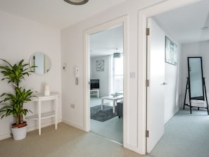 Apartamento, 1 quarto | Sala de estar | TV de ecrã plano 
