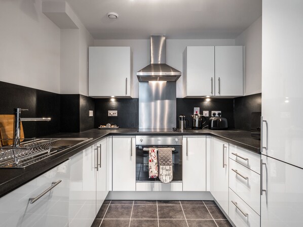 Apartamento, 1 quarto | Cozinha privada | Um frigorífico, um micro-ondas, um forno, uma placa de cozinha 