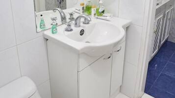 Quarto Duplo | Casa de banho | Um polibã, artigos de higiene pessoal grátis, um secador de cabelo